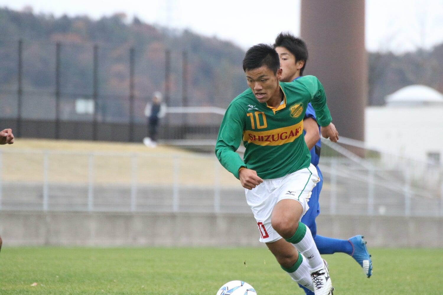 《パリ五輪世代》mf松村優太（鹿島）が1年目にぶつかった「ドリブラーの宿命」 “静学10番の先輩”旗手怜央との共通点とは？（3／4） J