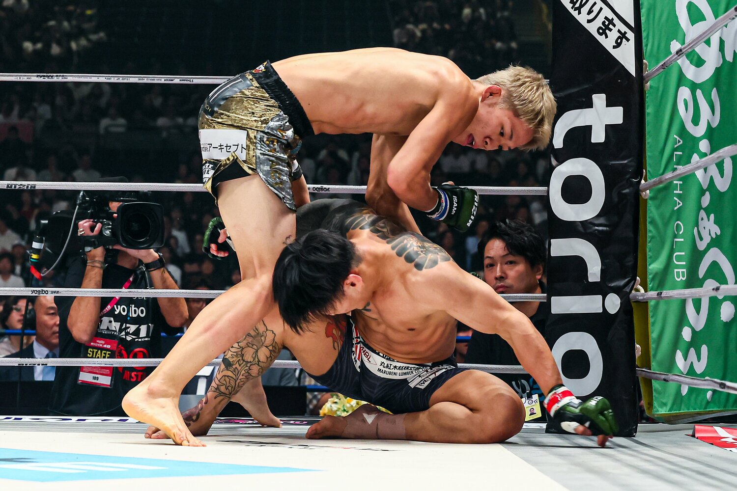 「先に言っときますよ」朝倉海の予言…秋元強真のRIZINデビュー戦“1ラウンドKO”はなぜ生まれた？ 朝倉兄弟から受け継いだ「ドラマ性」 - 格闘技 - Number Web - ナンバー