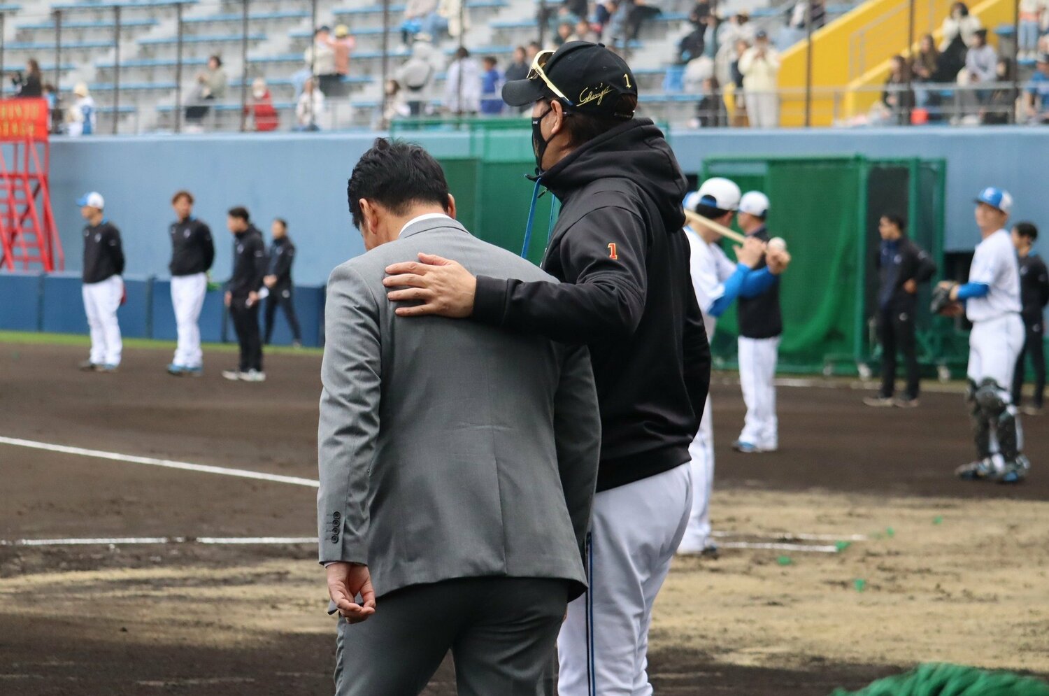 日本ハム春季キャンプ、井端侍ジャパン監督が視察。新庄監督・栗山英樹CBOとWBC戦略を協議 - プロ野球 - Number Web - ナンバー