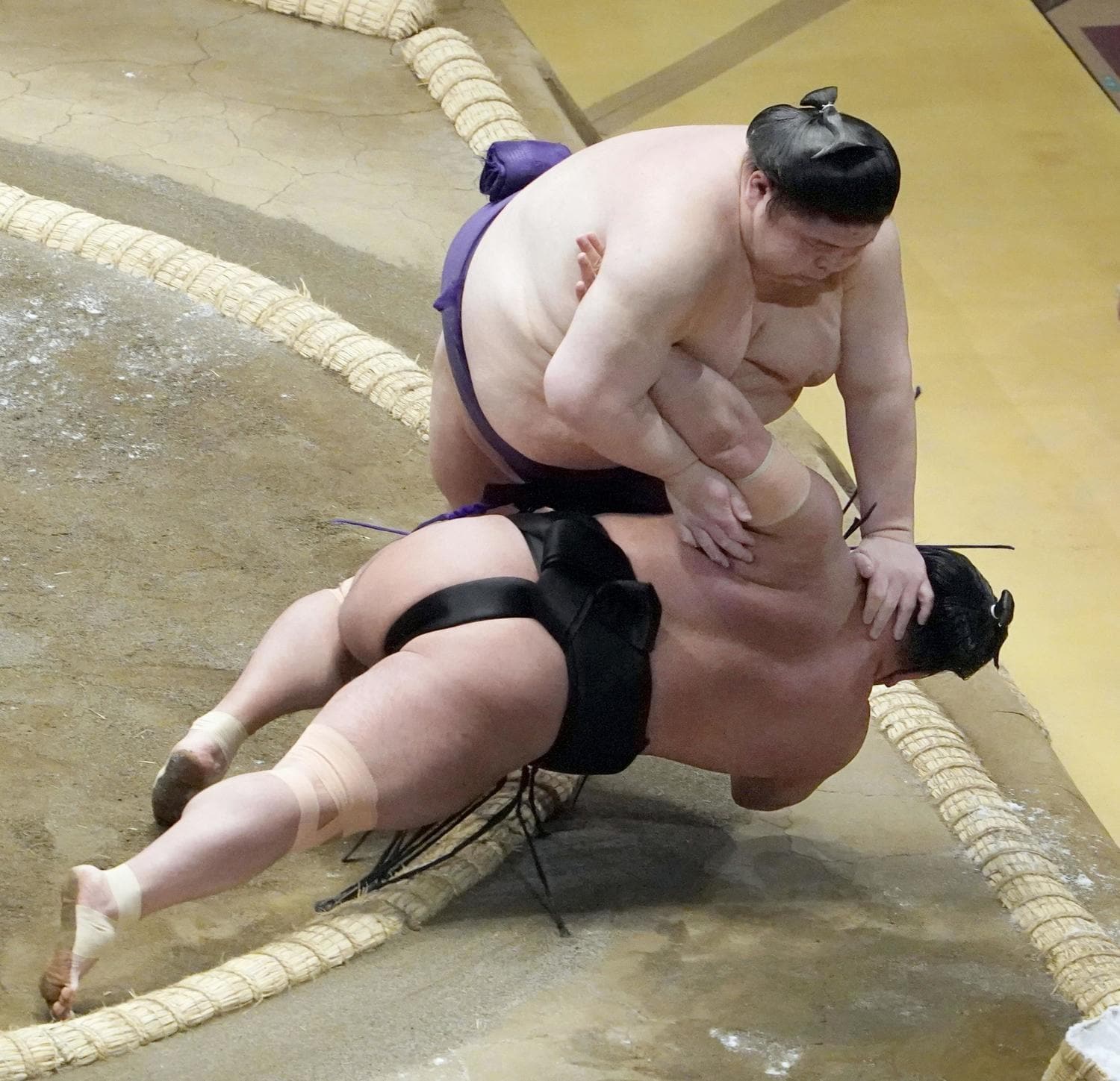 六日目、突き落としで照強を破る明瀬山。初場所を9勝6敗で終えた　©KYODO