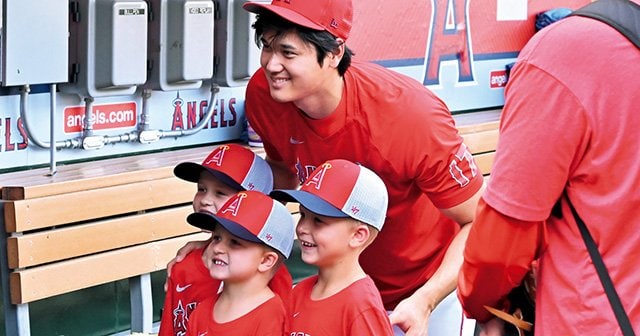 子供たちの「野球観」を変えていく大谷の“グラブプレゼント作戦”。 - MLB - Number Web - ナンバー