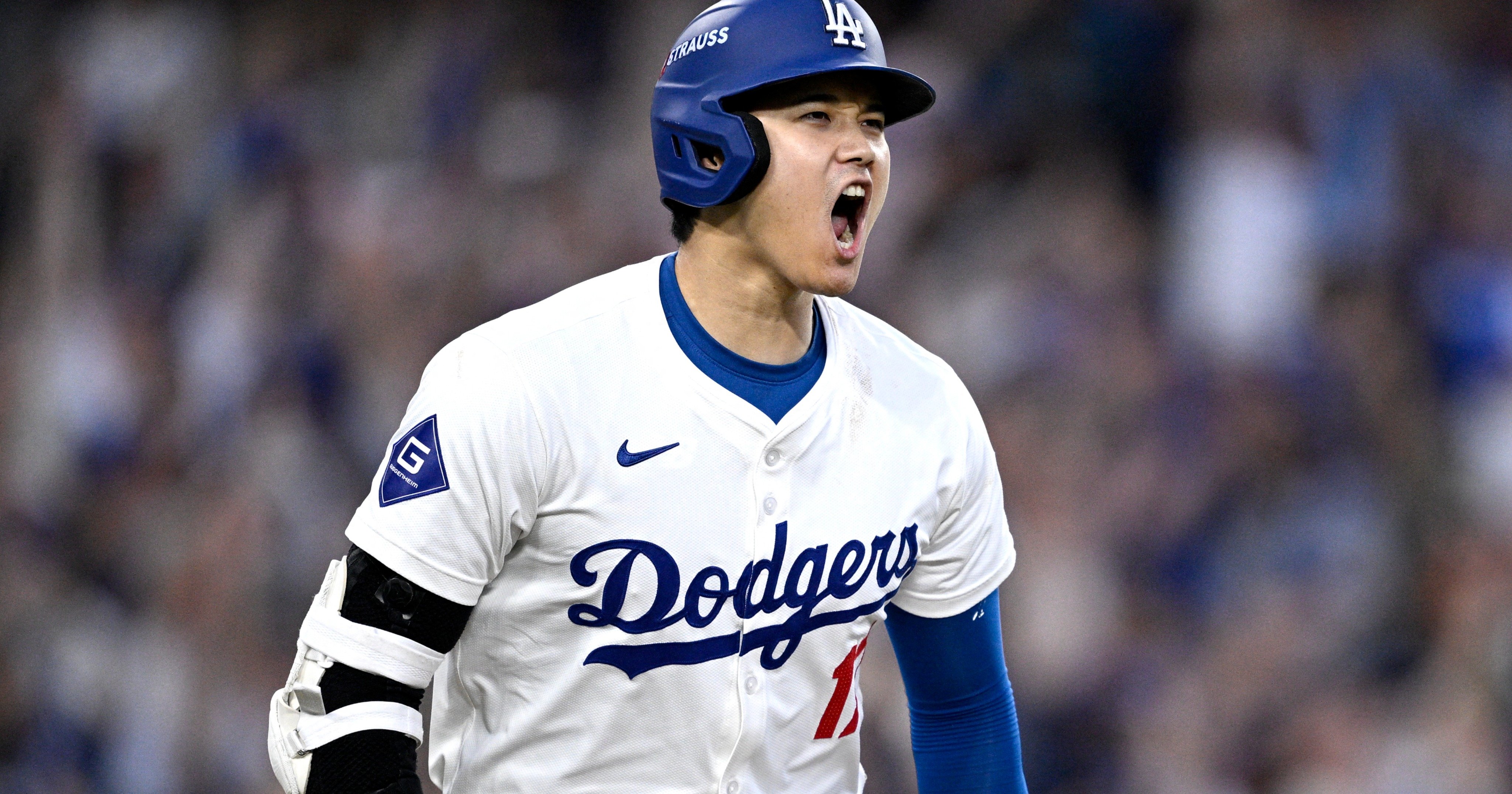 大谷翔平がニヤリ…通訳を待たずに答えた“ある質問”「そうなれたら、もちろん…」投球再開は未定、米国でも注目が集まる“開幕二刀流の現実味”（2／3） - MLB - Number Web - ナンバー