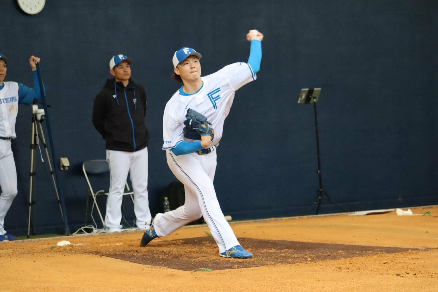 日本ハム春季キャンプ、井端侍ジャパン監督が視察。新庄監督・栗山英樹CBOとWBC戦略を協議（2／3） - プロ野球 - Number Web - ナンバー