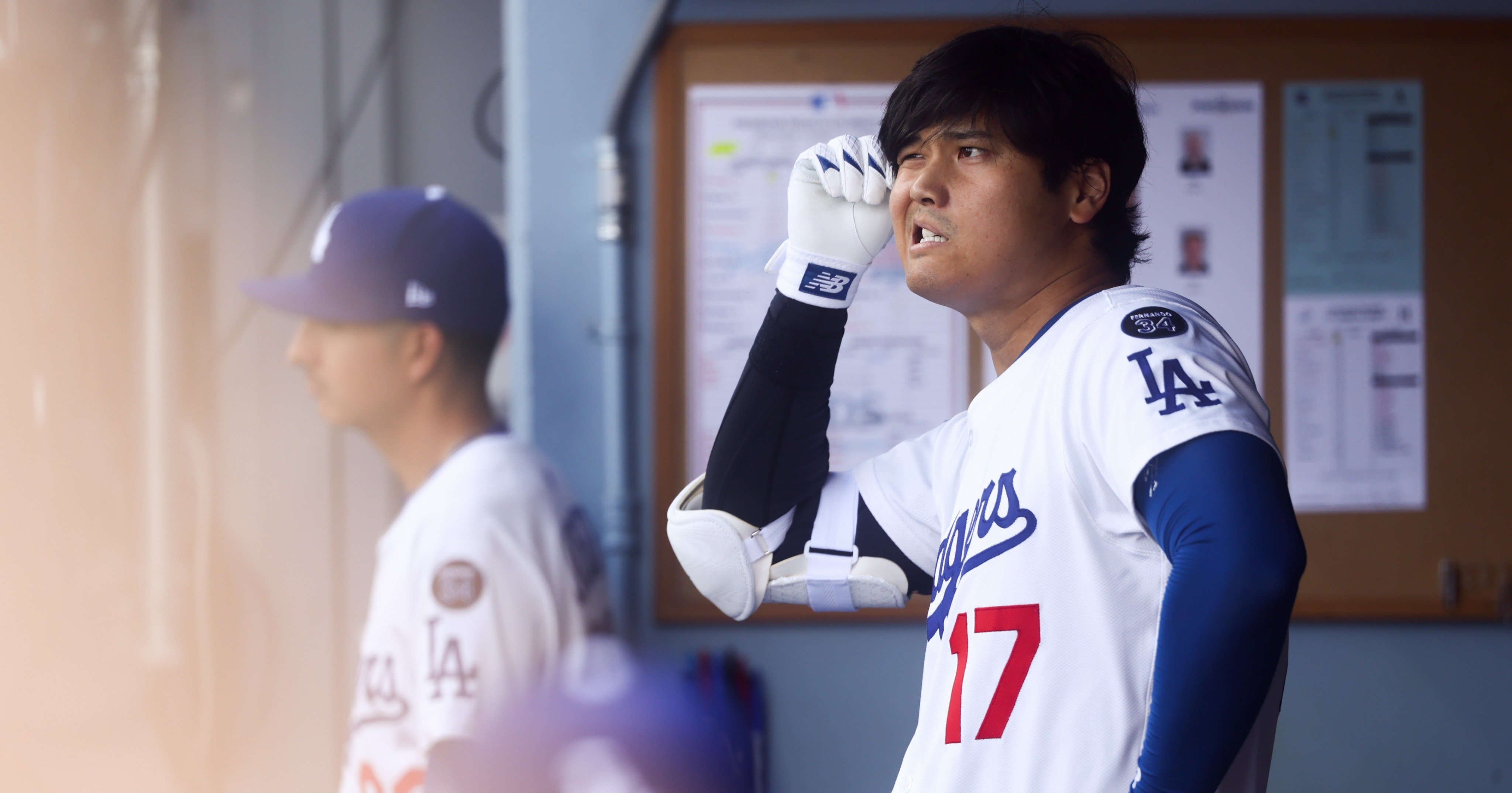 ドジャース大谷翔平が「あれ、バットを2本持って？」NHK解説者が現場で目撃した “ある行動”のわけ…不調打開へ声をかけた「頼れる男」とは - MLB - Number Web - ナンバー