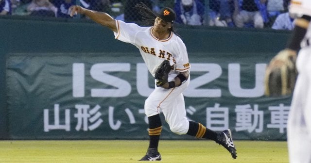 祝！“初補殺” 亀井コーチも感激、巨人・ウォーカーの守備が驚速進化中《長嶋さんも「アダムが理想」と大絶賛》 - プロ野球 - Number ...