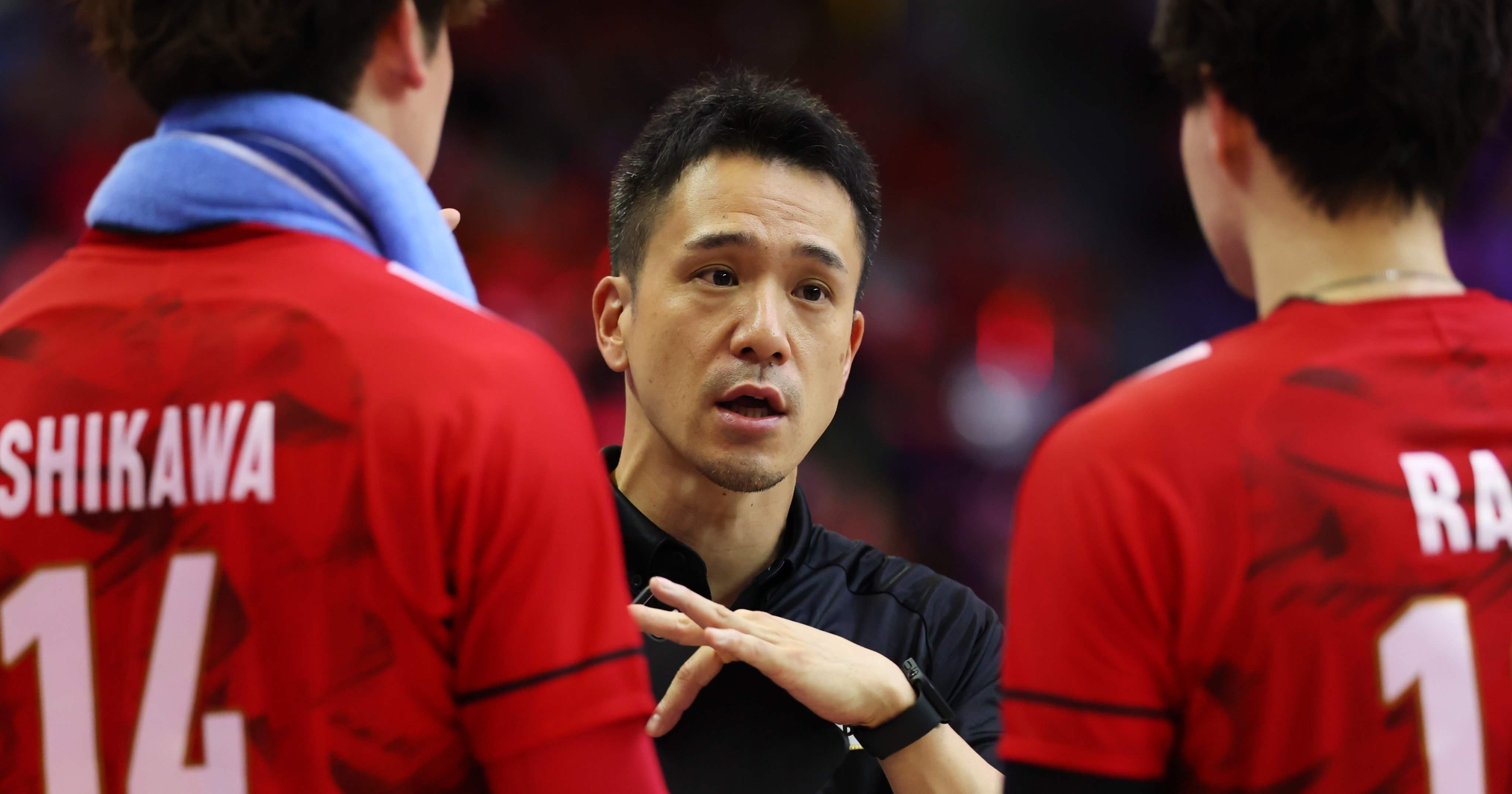 「ピークがずれてしまった」男子バレーなぜ負けた？ “日本代表の頭脳”伊藤健士コーチがSVリーグ開幕前に明かした危機感「宮浦の涙はショックでした」 - SVリーグ - Number Web - ナンバー