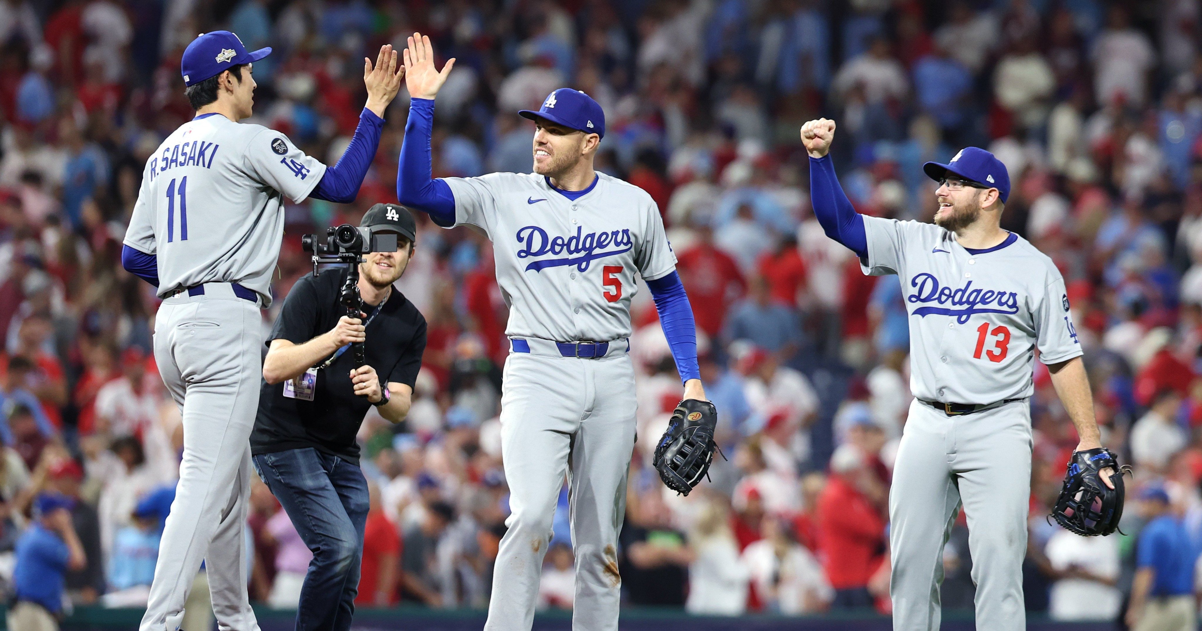 ドジャース佐々木朗希「これぞクローザーの仕事」は「アメフトのおかげ」!? 現地のNHK解説者が見た「厳しい場面で」「連投」できた意外なワケ（2／4） - MLB - Number Web - ナンバー